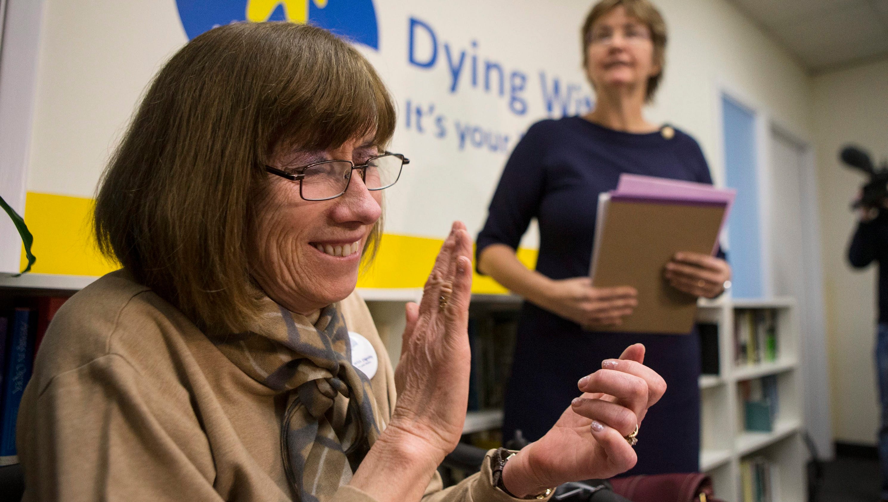Canada court rules doctors can help ill patients die Canada court rules doctors can help ill patients die