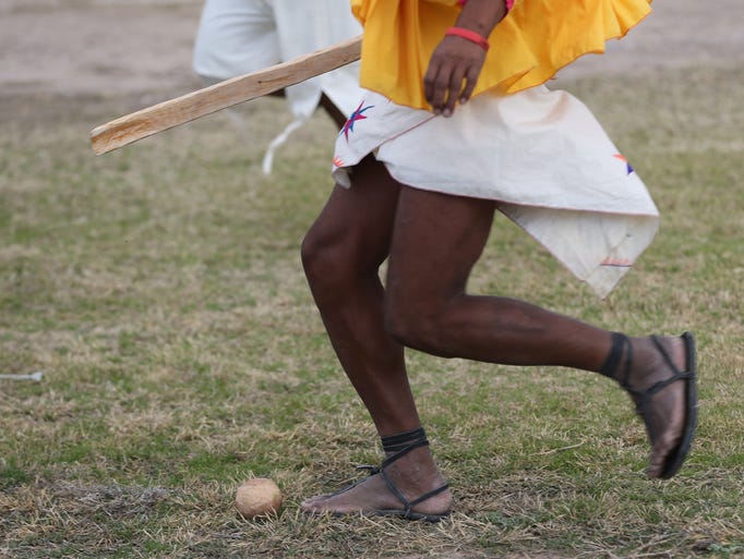 Tarahumara Runners Take Part in Carrera de Bola