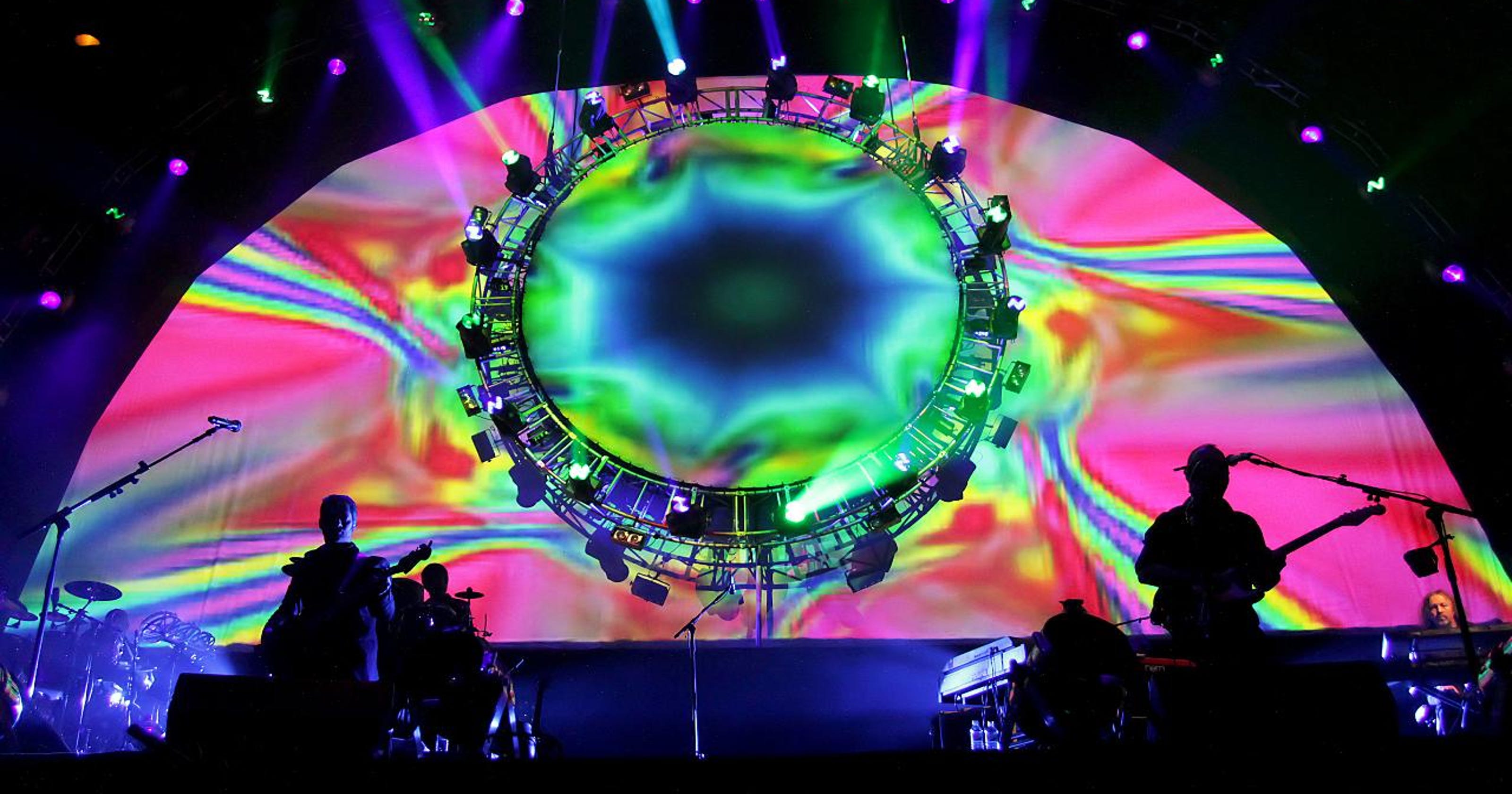 Pink Floyd show brings lasers, lights and, yes, the pig