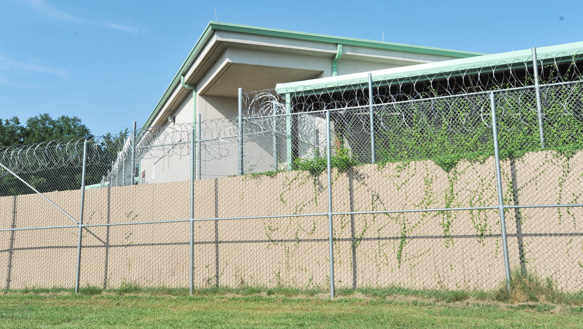 635697039263172299-detention-center-061215.jpg?width=1999&height=1129 ...