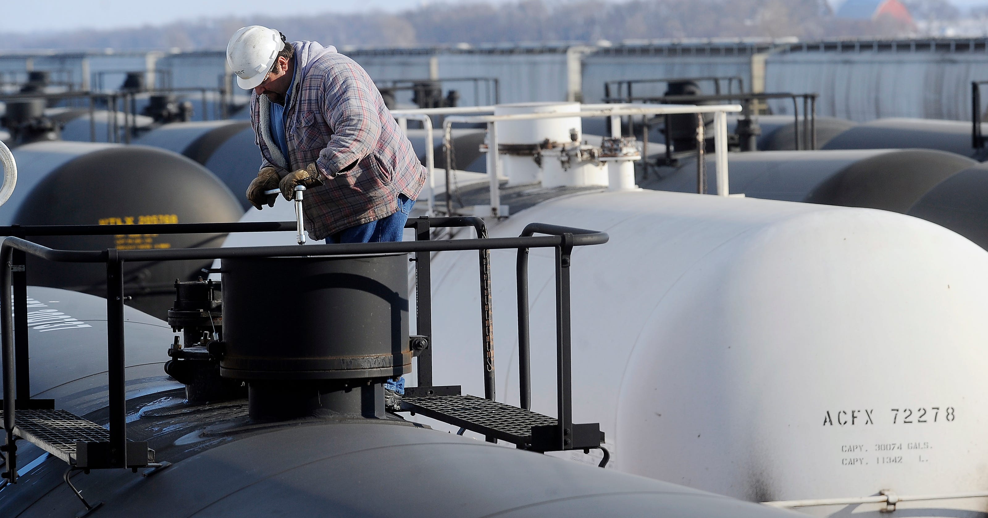 Thune urges White House to delay tank car safety rules