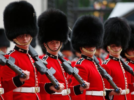 Buckingham Palace guard shows off cheeky moves
