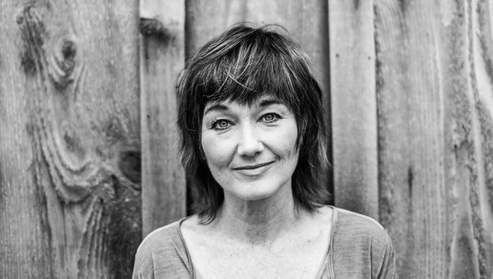 Singer, songwriter Lari White dead at 52