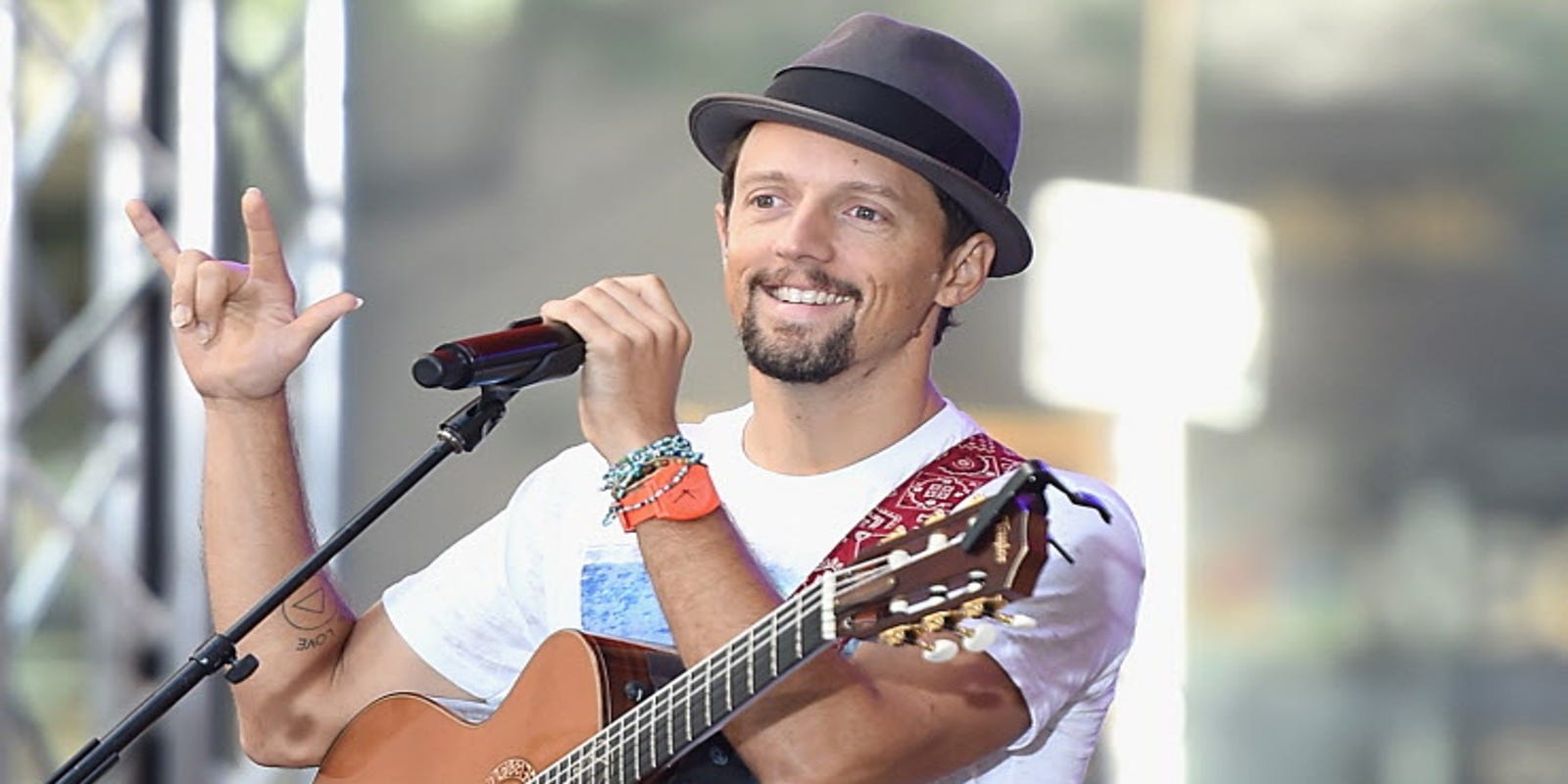 Singer-songwriter Jason Mraz gives impromptu concert at Children's Hospital