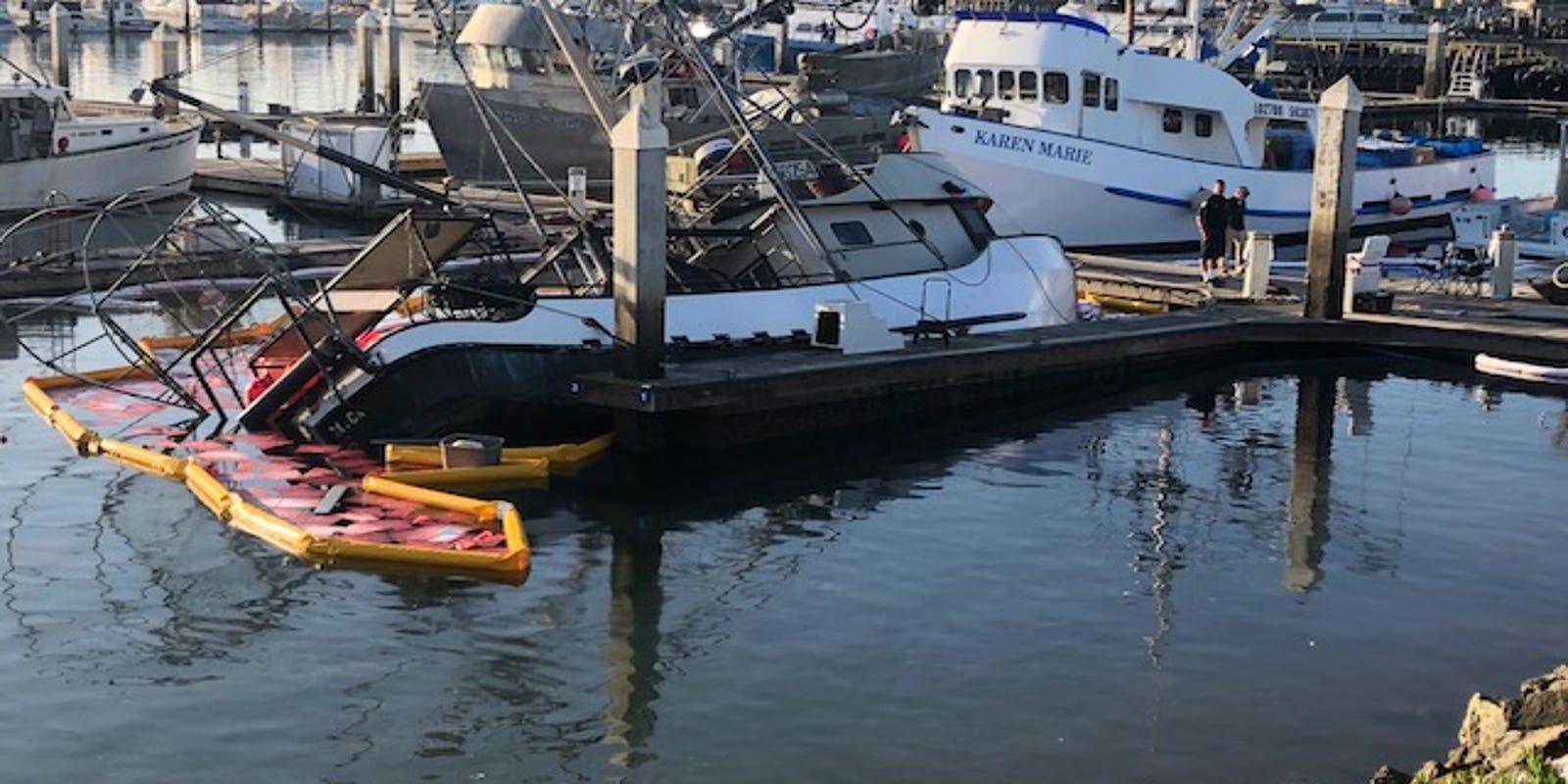 Sinking fishing boat salvaged at Ventura Harbor