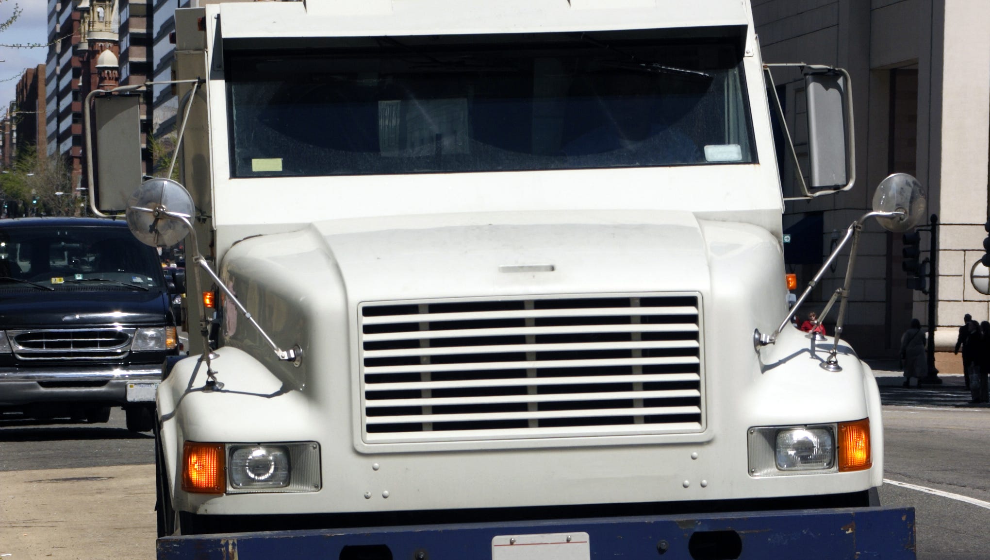 Thief walks away with $500K from armored truck