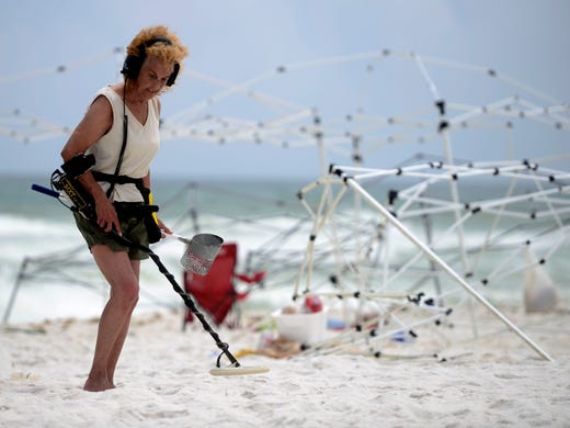 Volunteers clean up beach after holiday