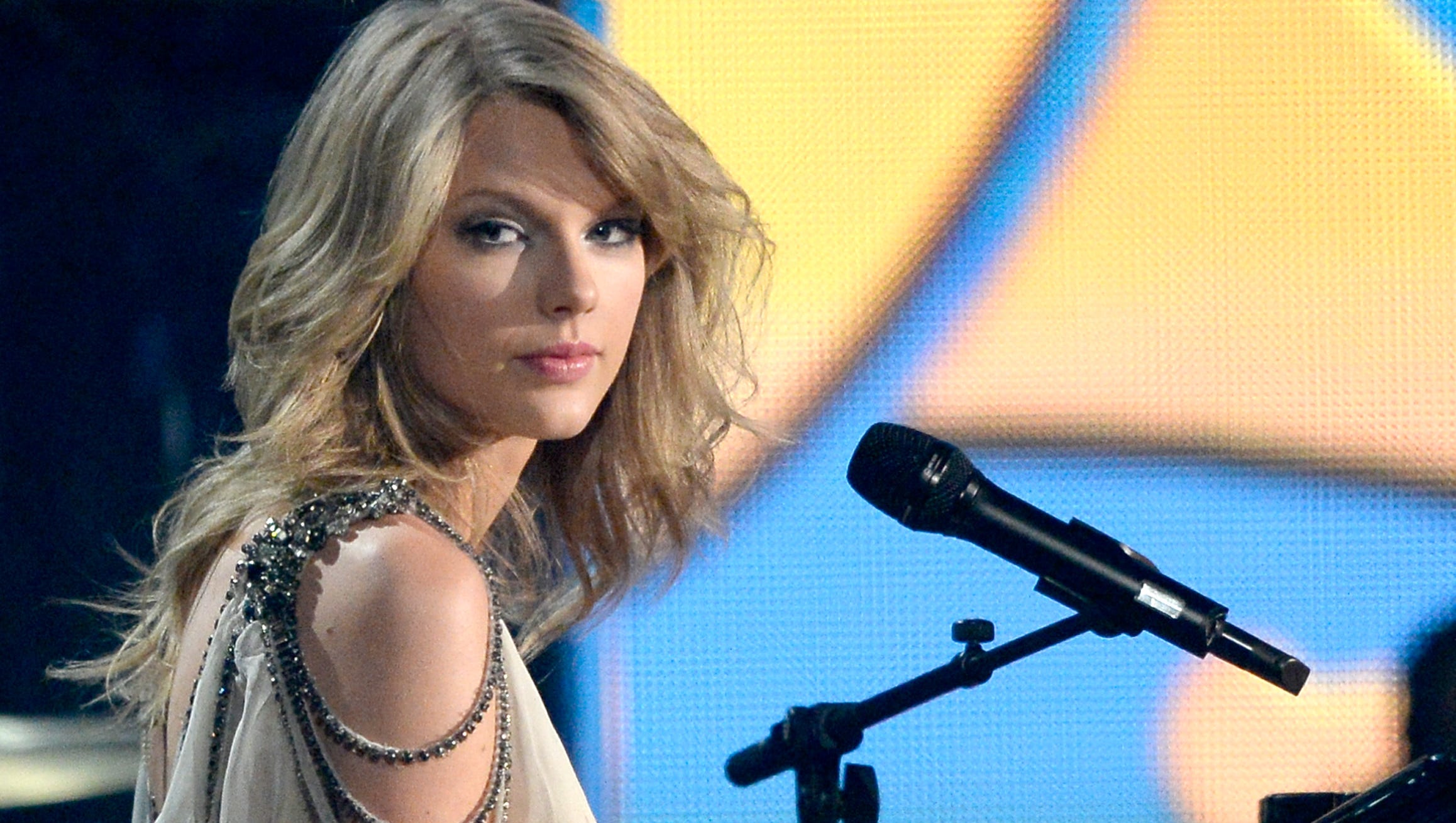 Taylor Swift shakes off country with first pop album