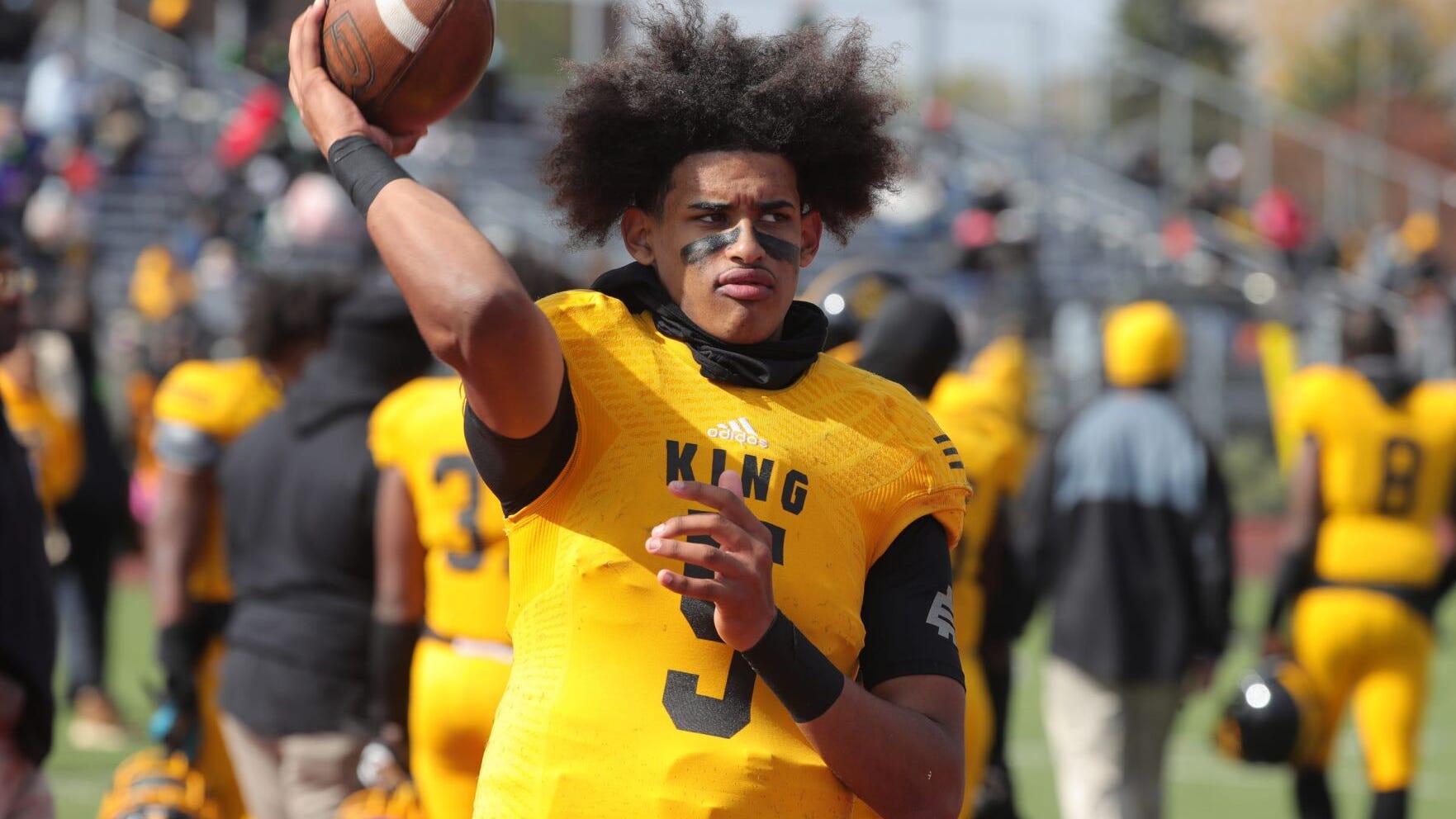 Quarterback recruit Dante Moore meets Notre Dame football players