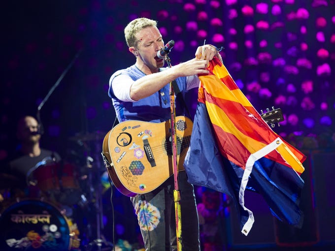 Review: Coldplay show why they don't need Beyonce in Glendale