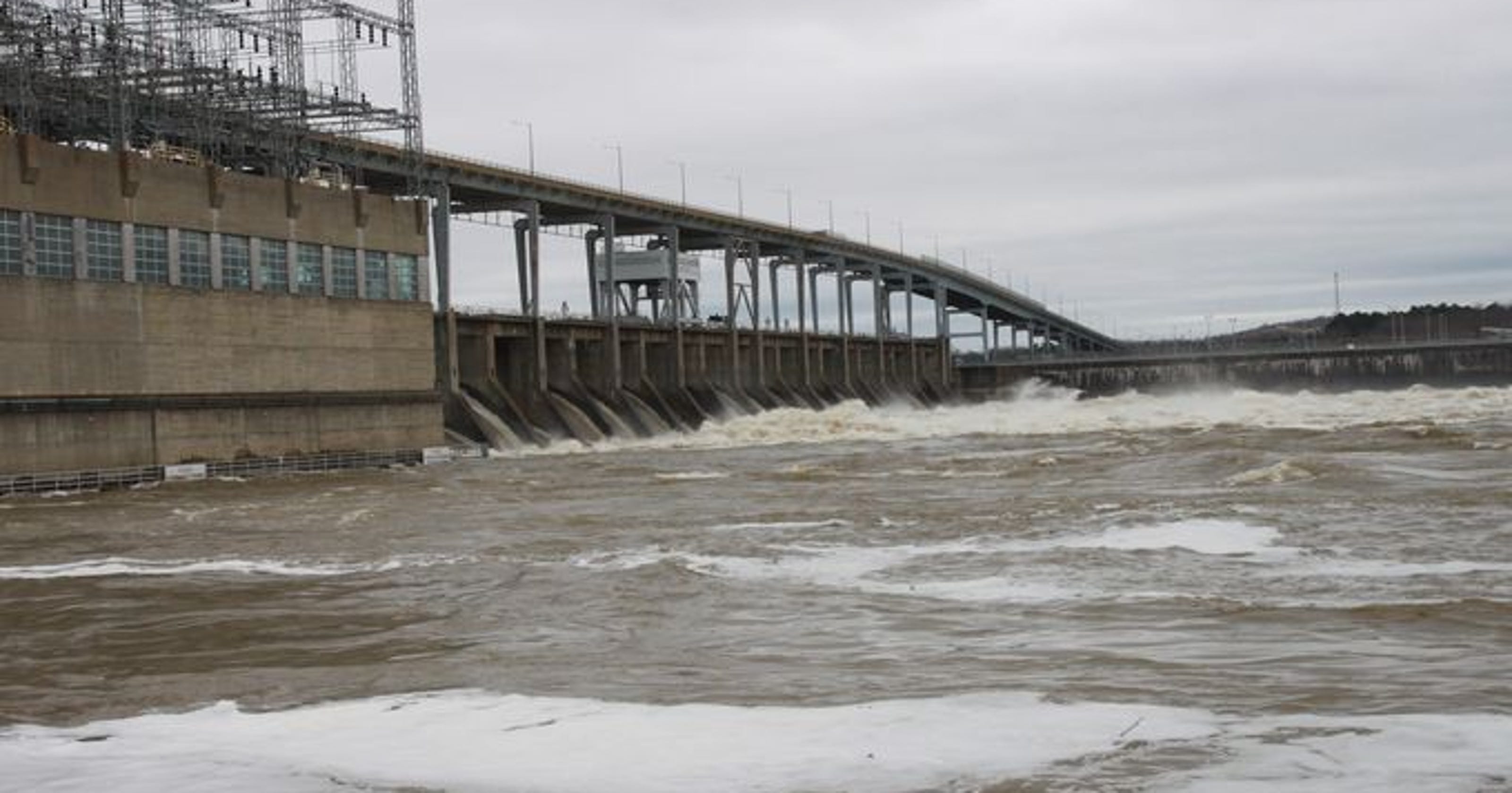 Multiple crews continue search for missing deckhand in Pickwick Lake