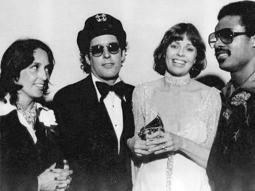 Captain & Tennille's Daryl Dragon has died; Toni Tennille by his side