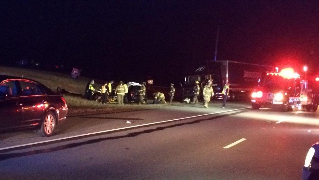 Emergency crews remain on the scene of a fatal wreck north of Gallatin ...