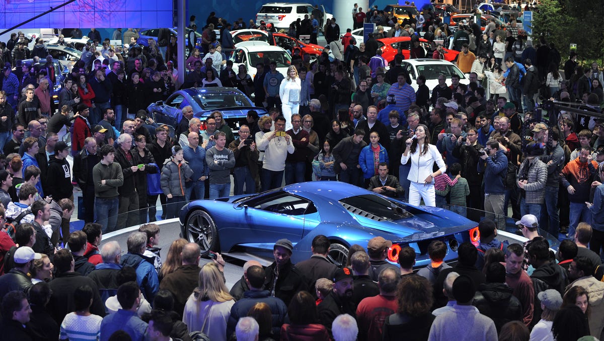 Auto show draws big crowds on Sunday