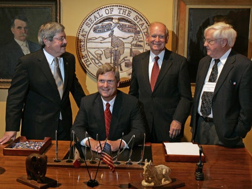 Robert Ray, beloved 5-term Iowa governor, dies at 89