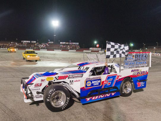 Figure 8 racers take part in "beautiful chaos"
