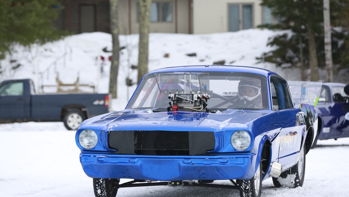 Photo gallery: ice drag racing competition