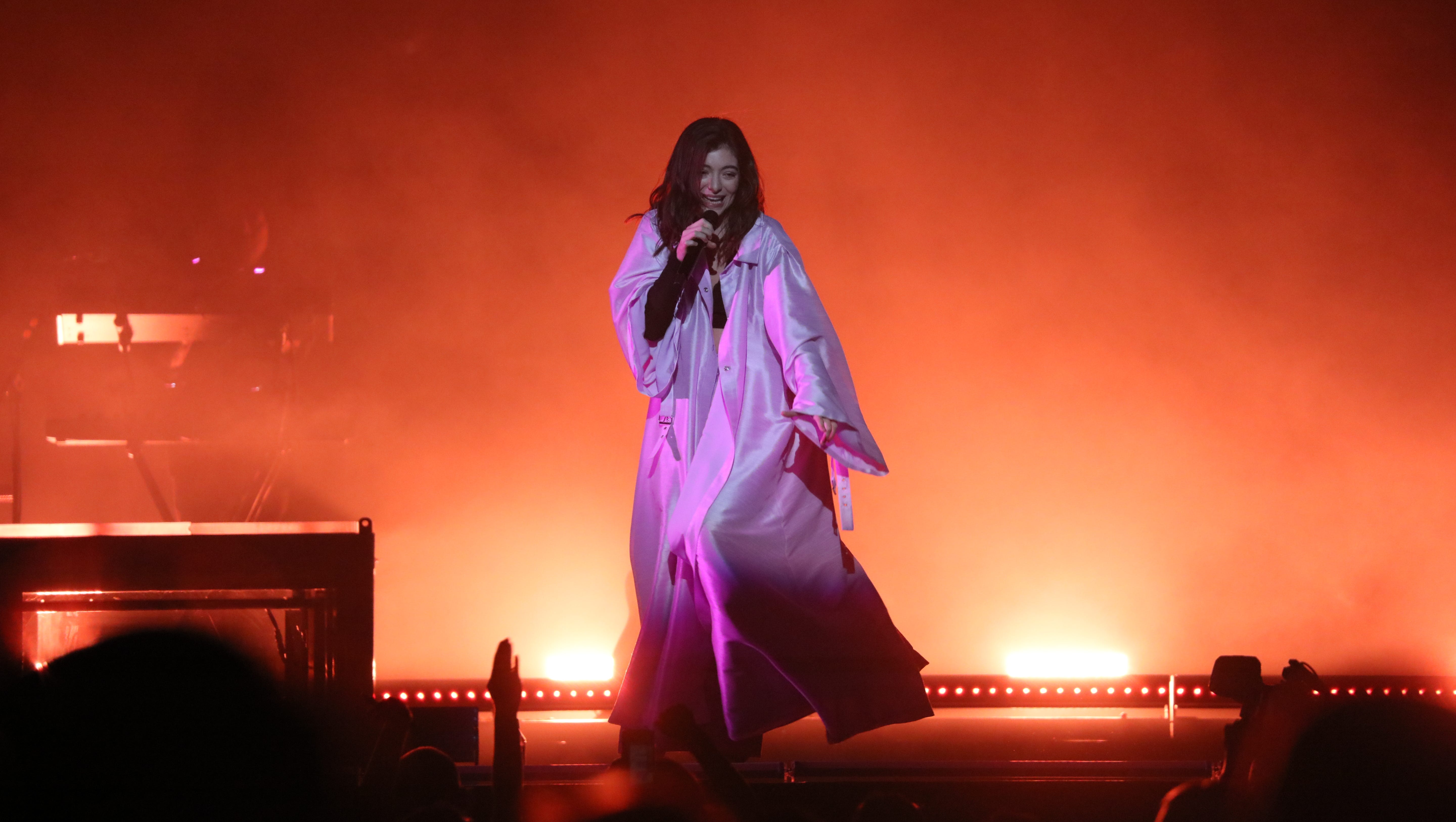 Watch Lorde cover Frank Ocean, play new song at Milwaukee tour kickoff