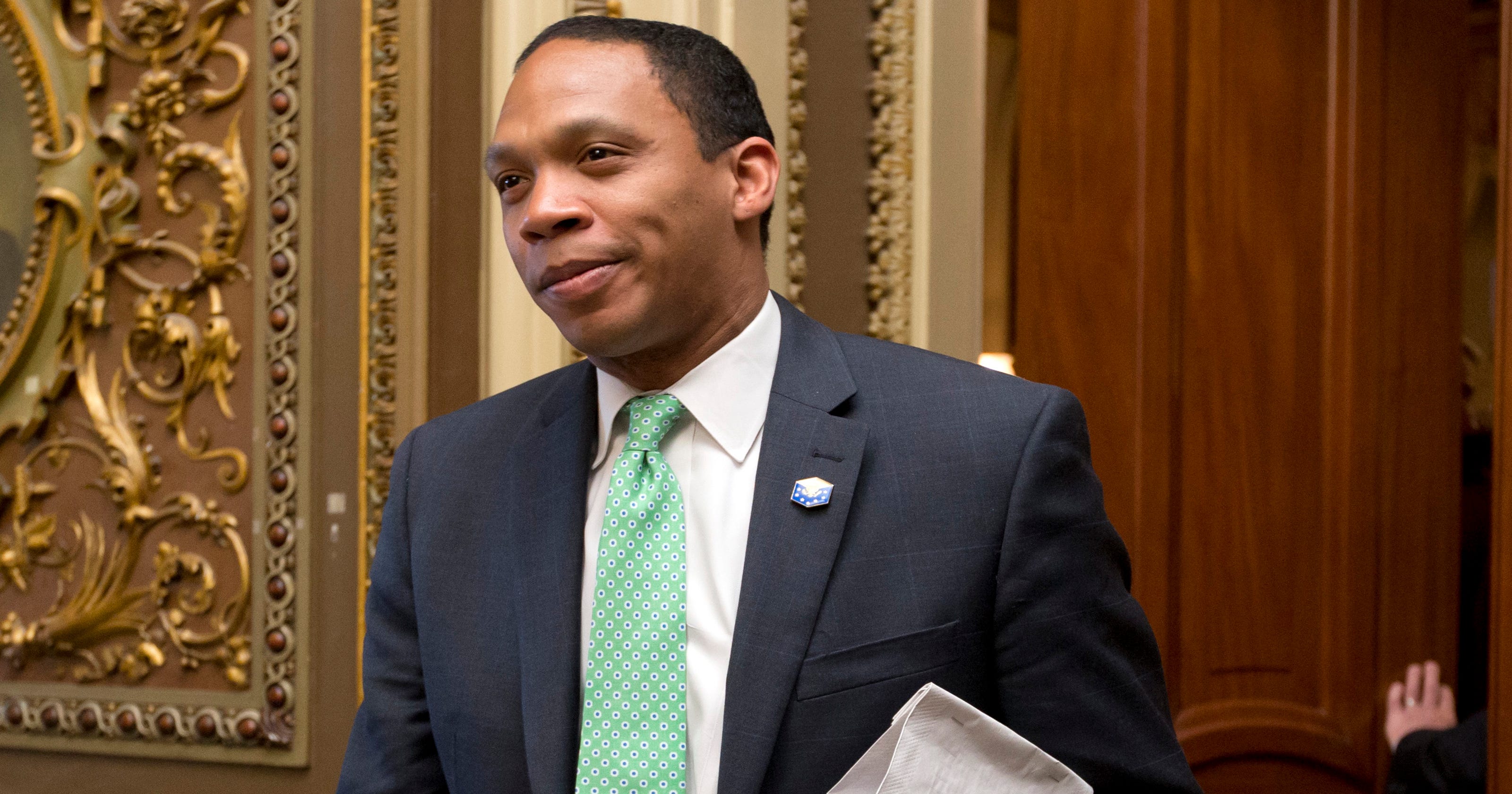 Phoenix VA chief's bonus rescinded amid controversy