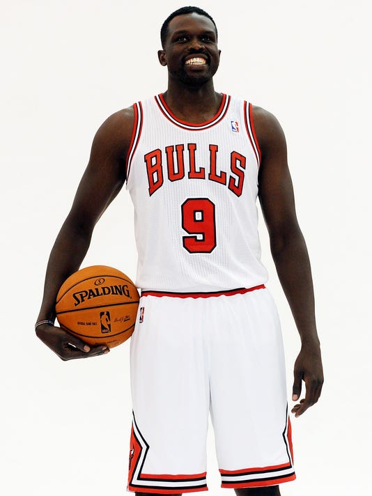 Luol Deng, Bulls try to ignore tenuous contract status
