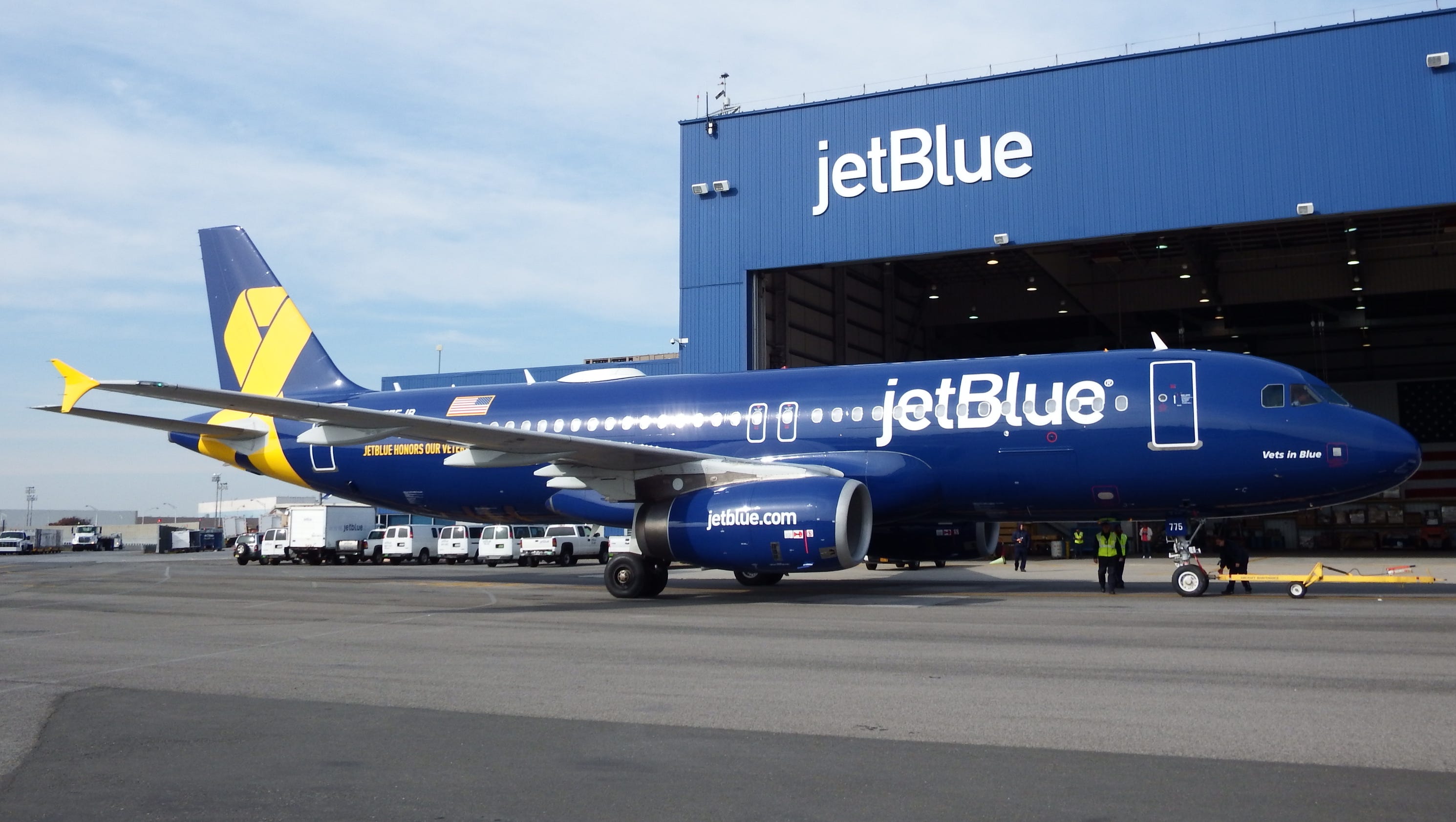 JetBlue paints one of its planes to honor military vets