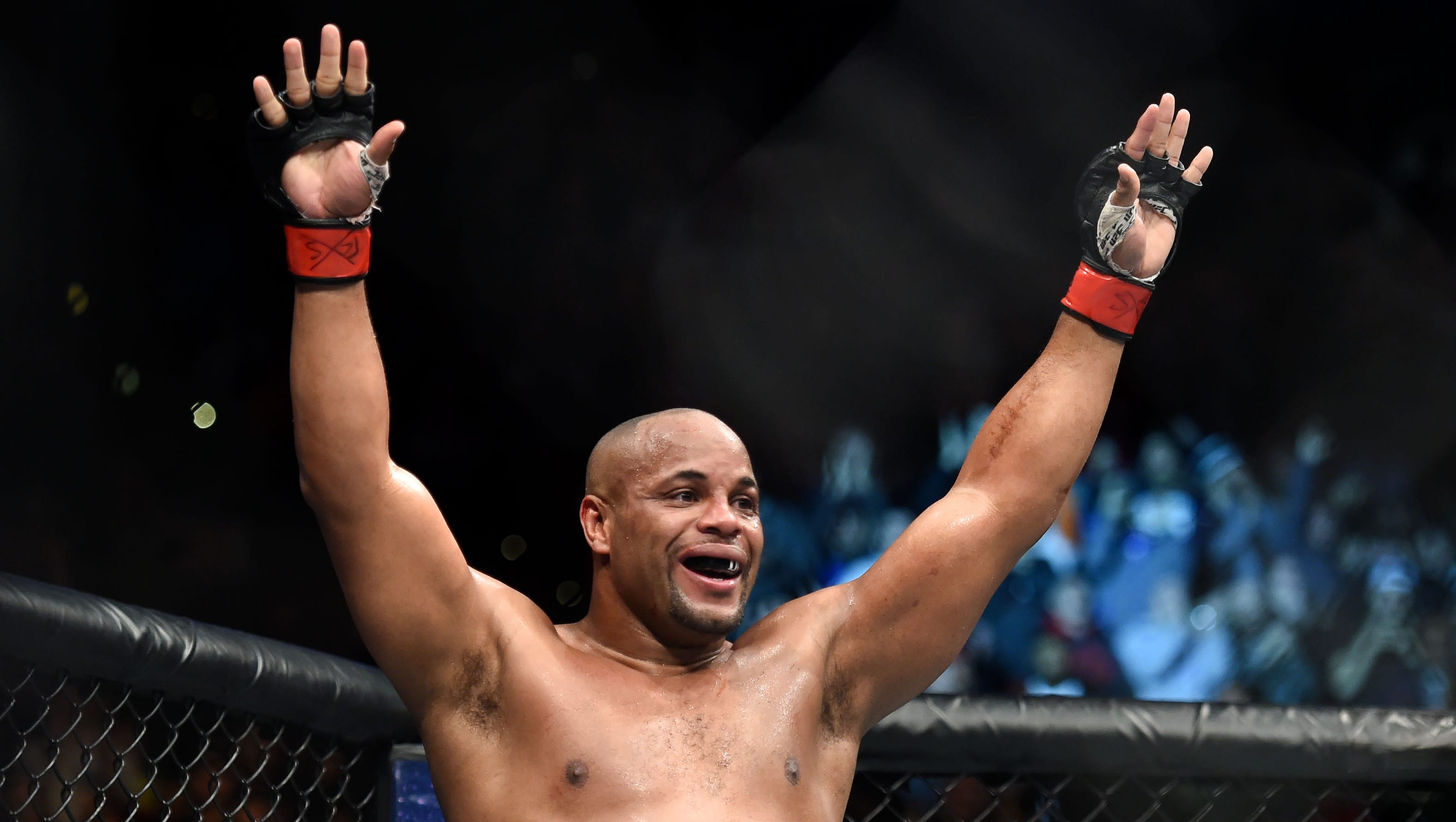 Daniel Cormier defends title: "I'm worth of being called champion"