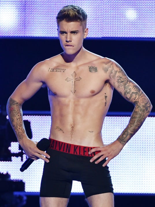Justin Bieber strips at 'Fashion Rocks,' gets booed