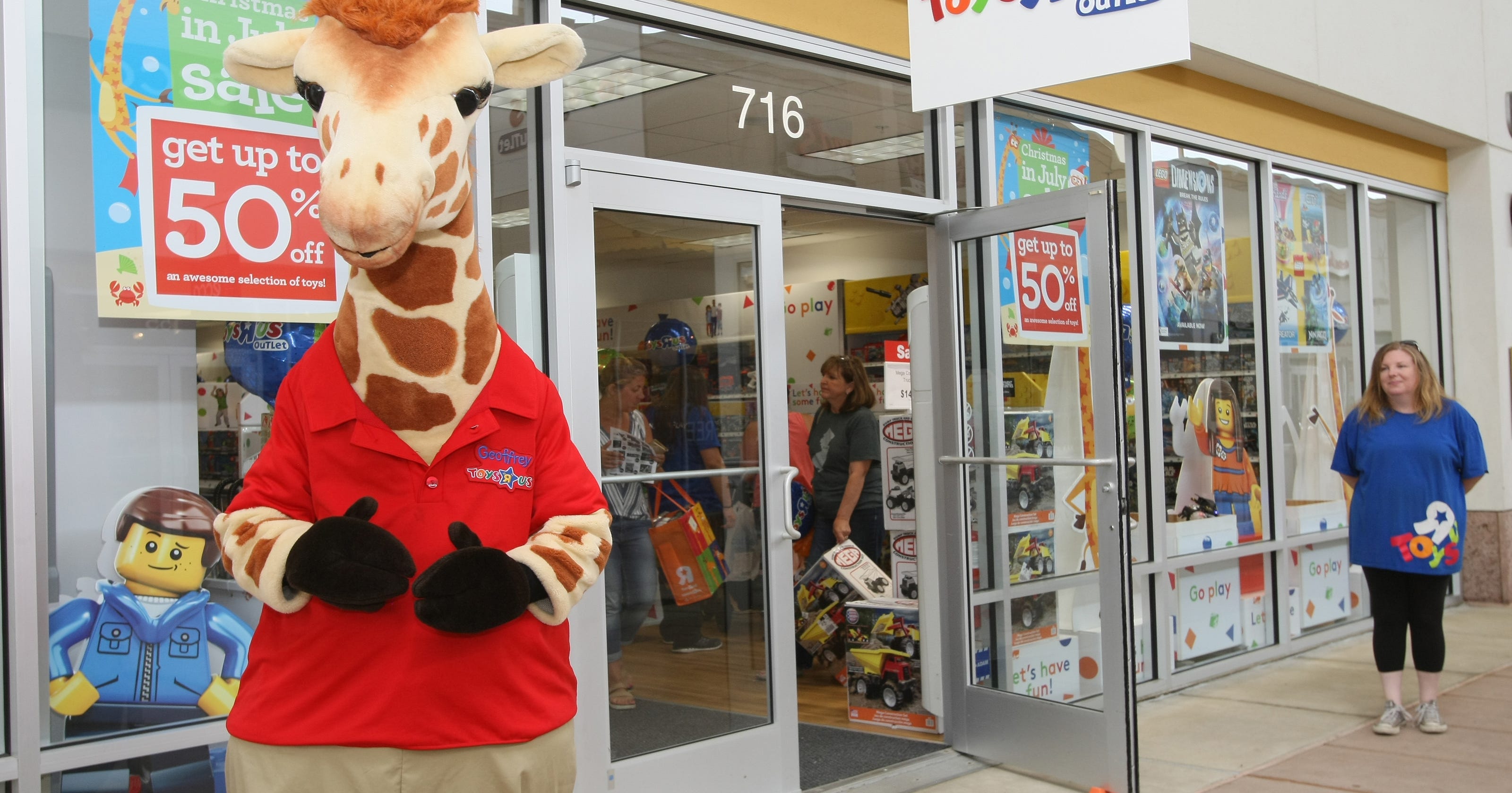 Toys R Us tries new outlet mall strategy