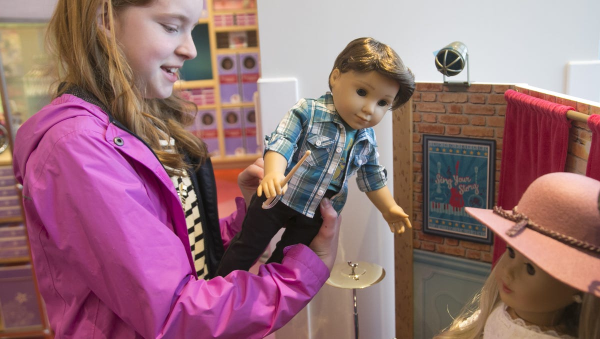 Photos: American Girl dolls Tenney Grant, Logan Everett arrive