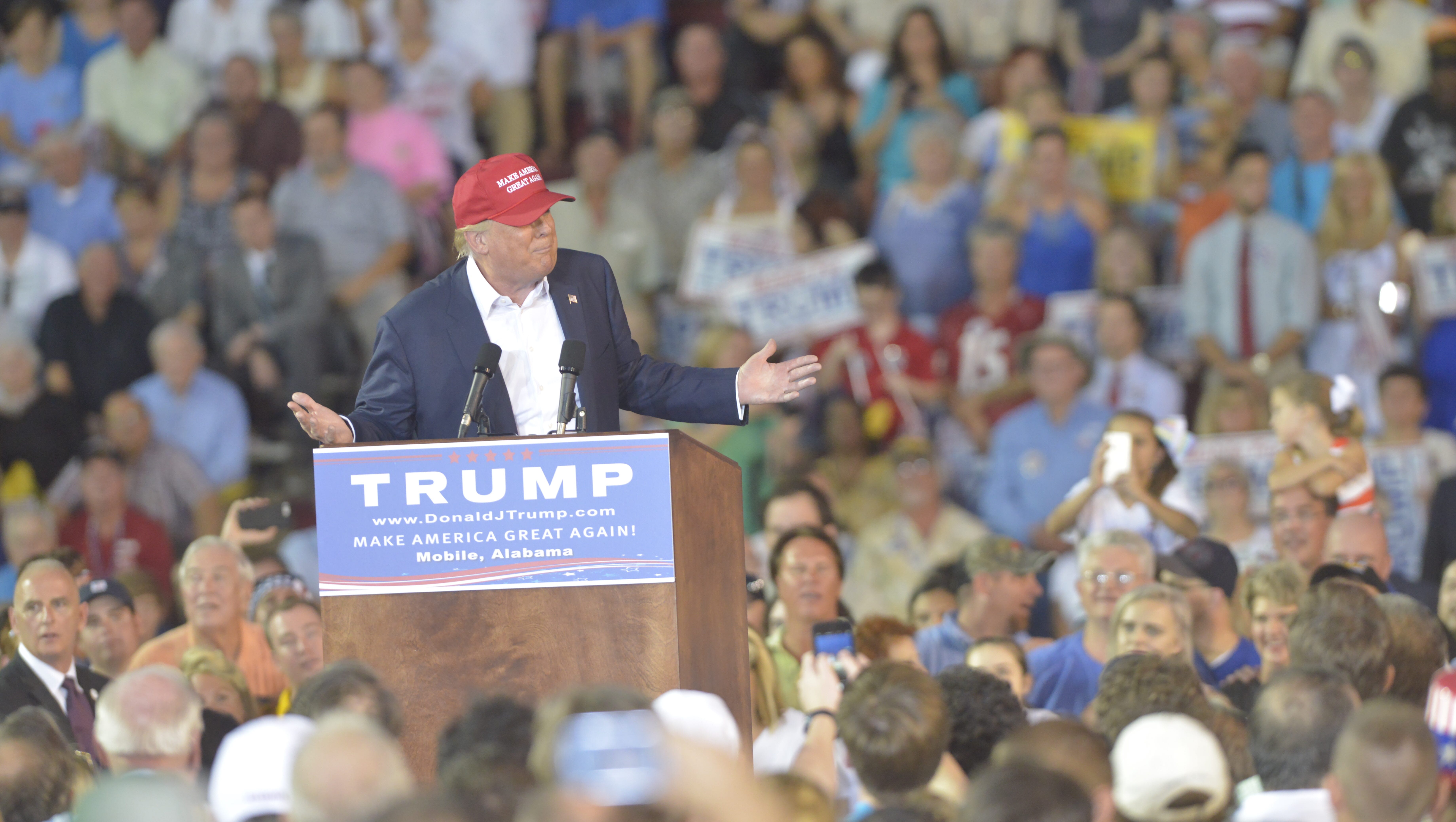 Trump draws huge crowd for speech at Alabama stadium
