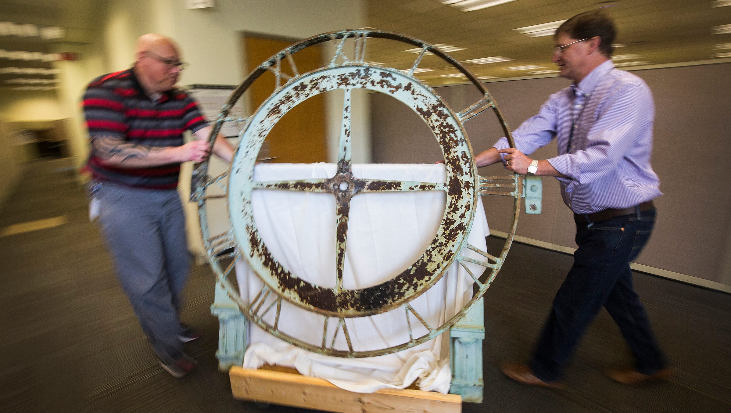 Thief loves Detroit train station, returns stolen clock