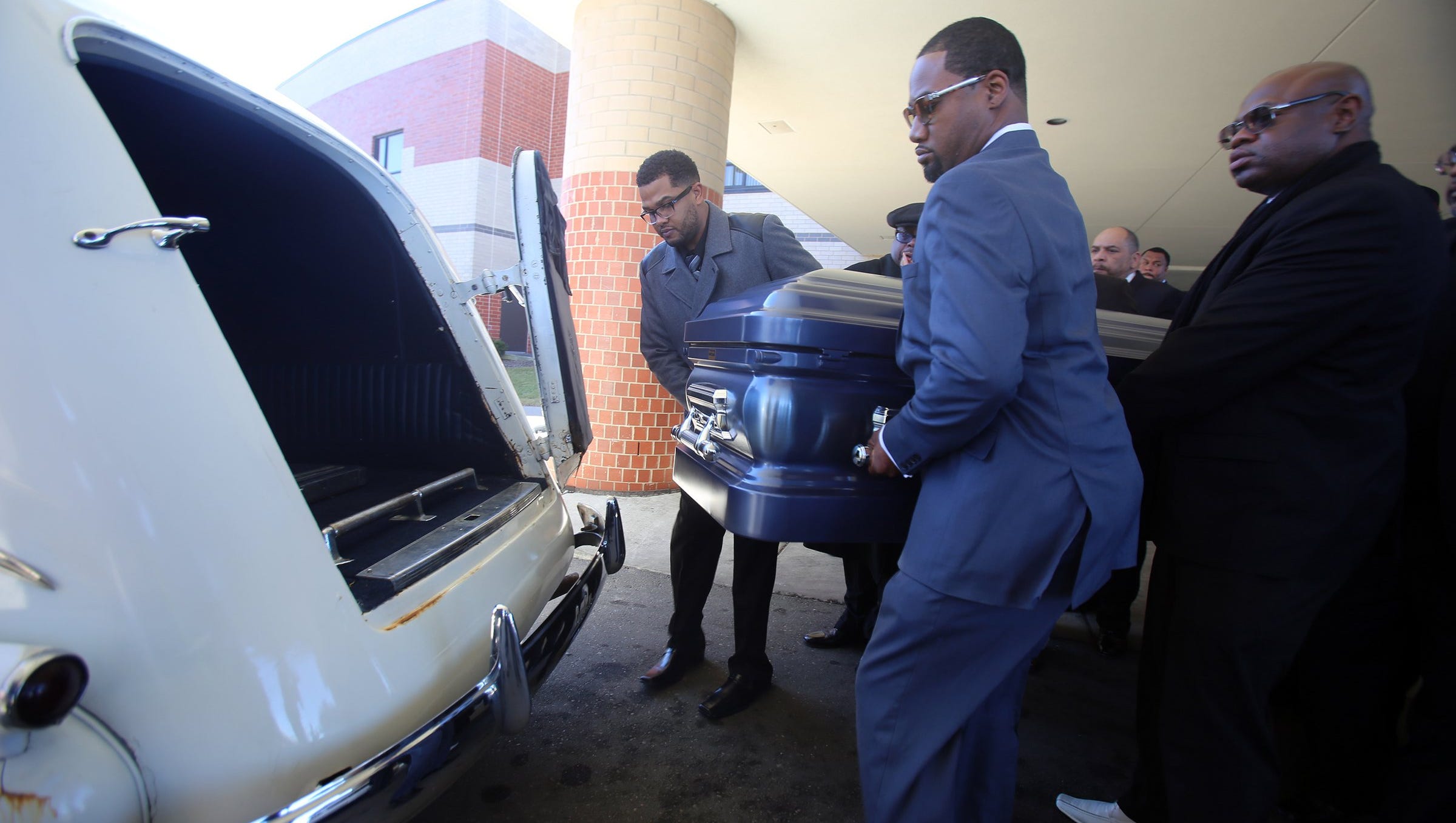 Funeral for ex-UAW Vice President General Holiefield draws hundreds