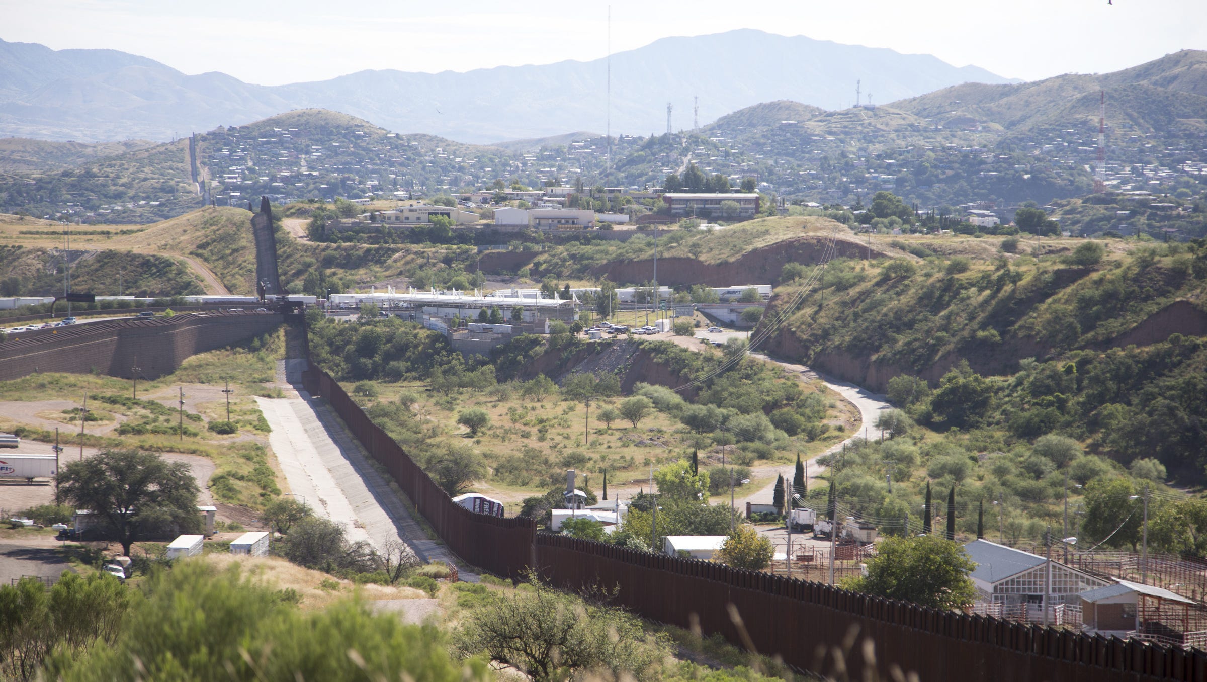 How many Mexicans actually cross the border illegally?