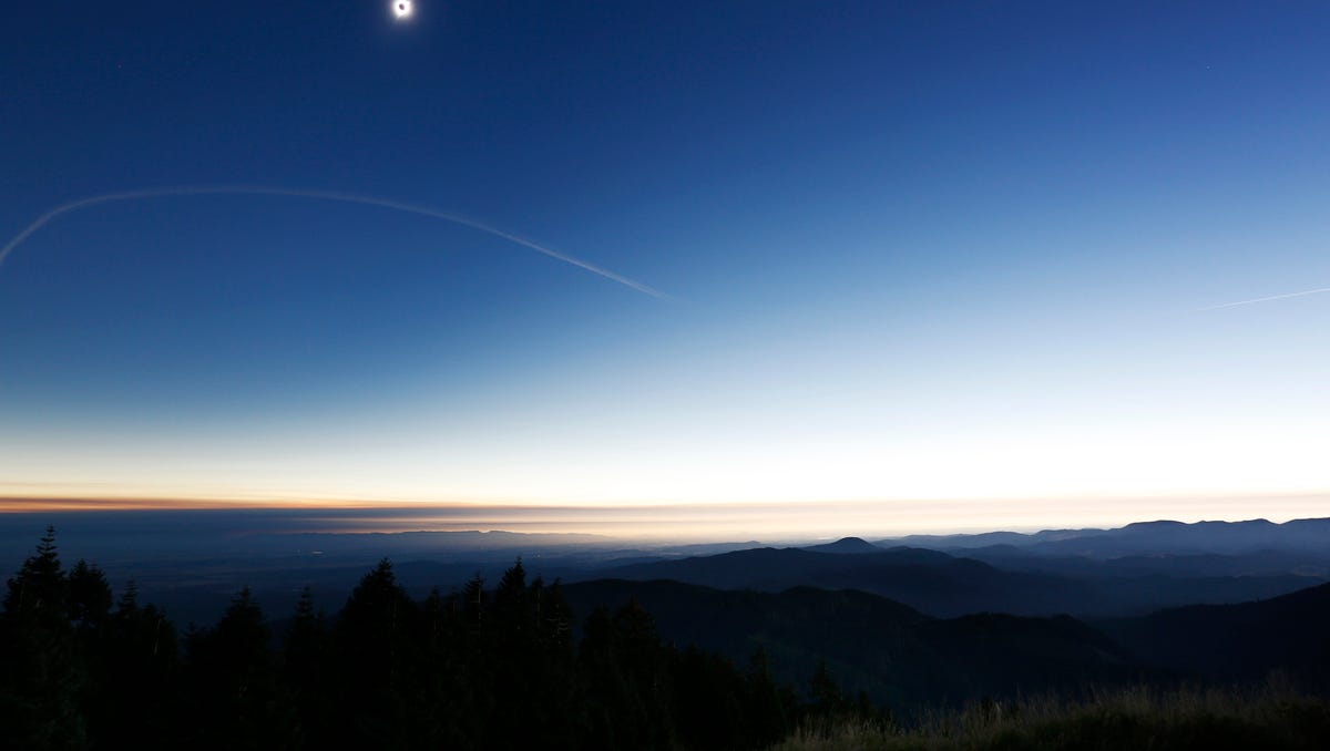 Photos of the total solar eclipse from around Oregon