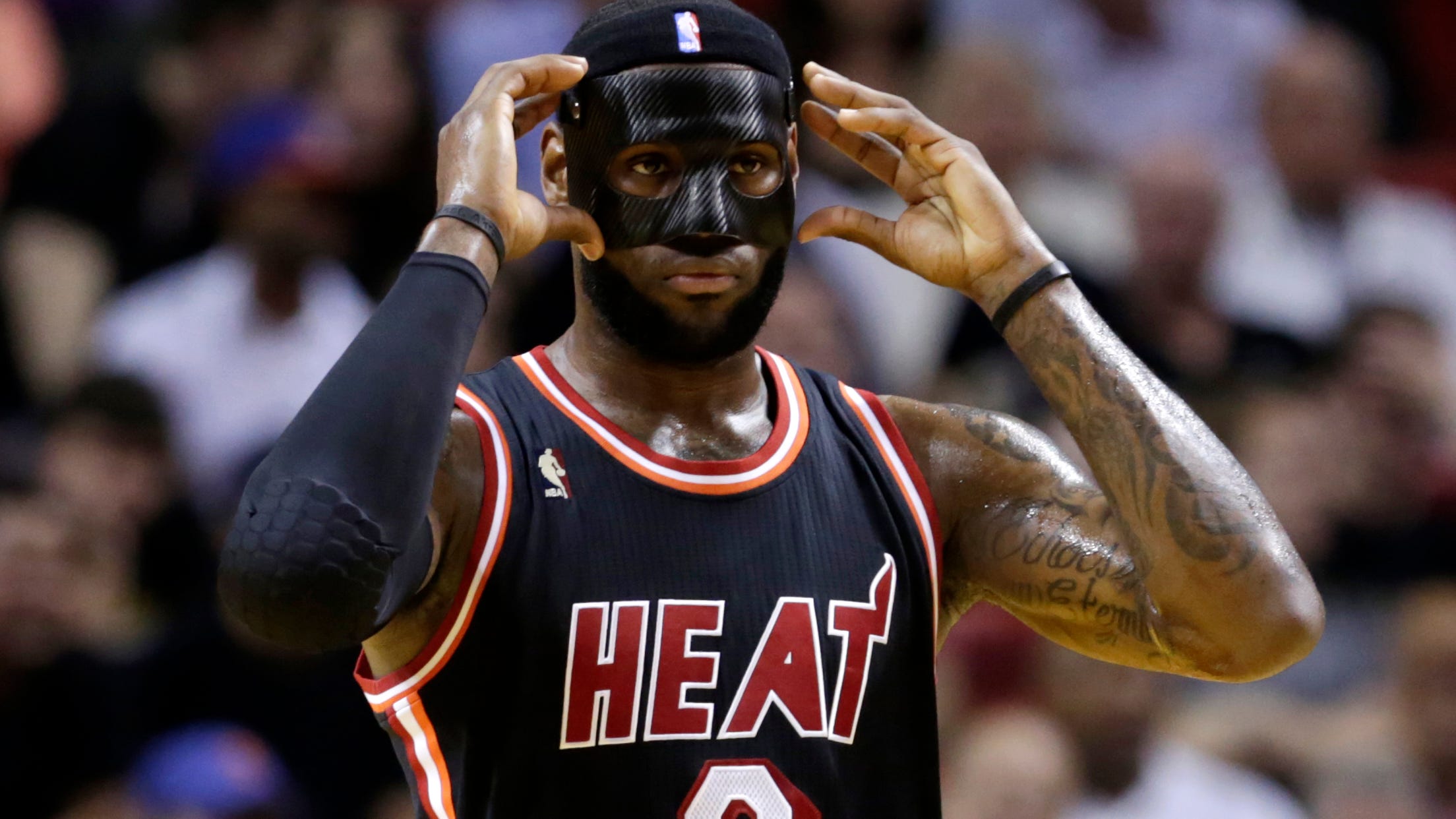 Masked LeBron James, Heat pull away to rout Knicks