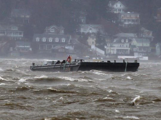 Six barges floating loose in Hudson River