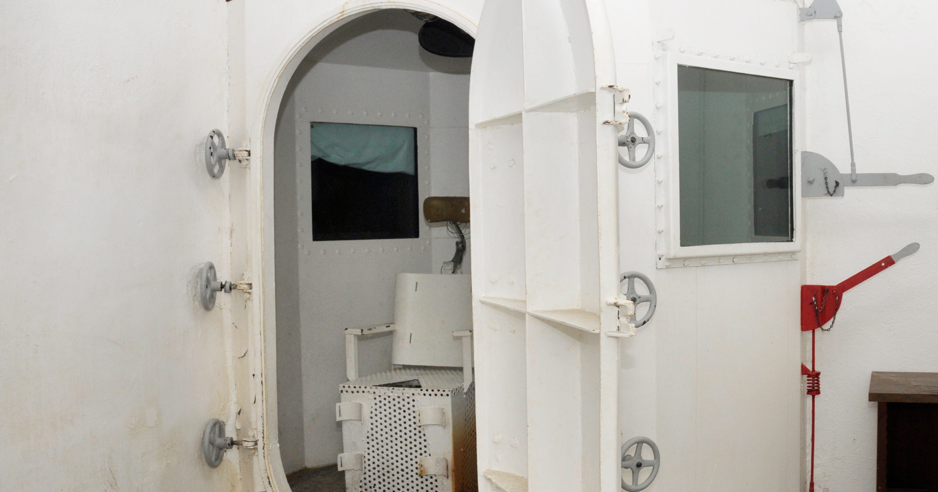 States weigh firing squads, electrocutions, gas chambers