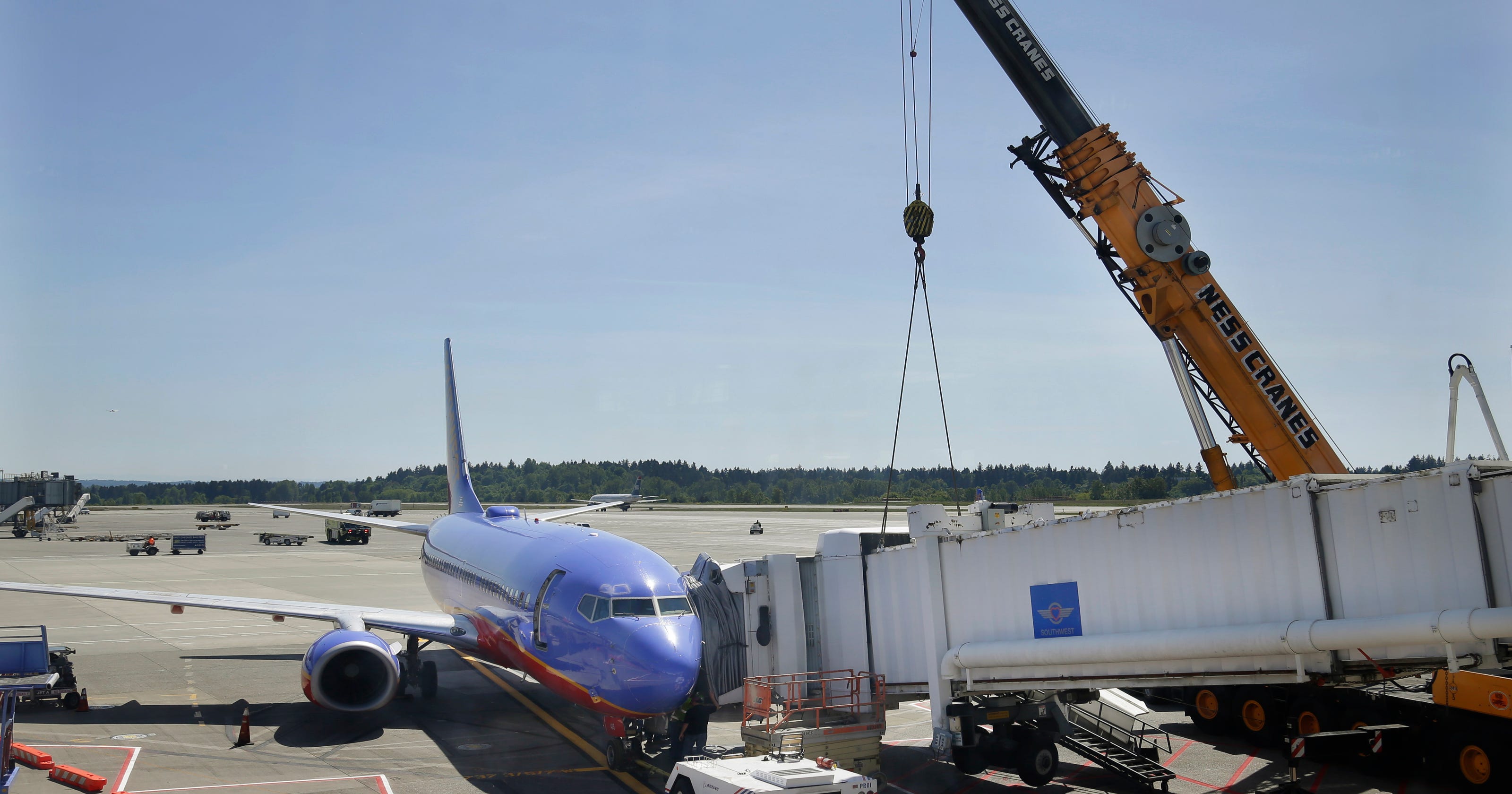 Jetway gives out as fliers exit flight