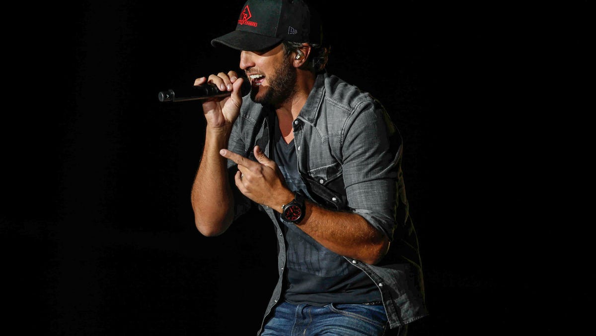 Photos: Luke Bryan heats up the farm in Boone