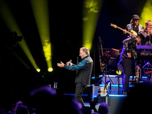 Review: Great songs, showmanship at Neil Diamond concert in Phoenix
