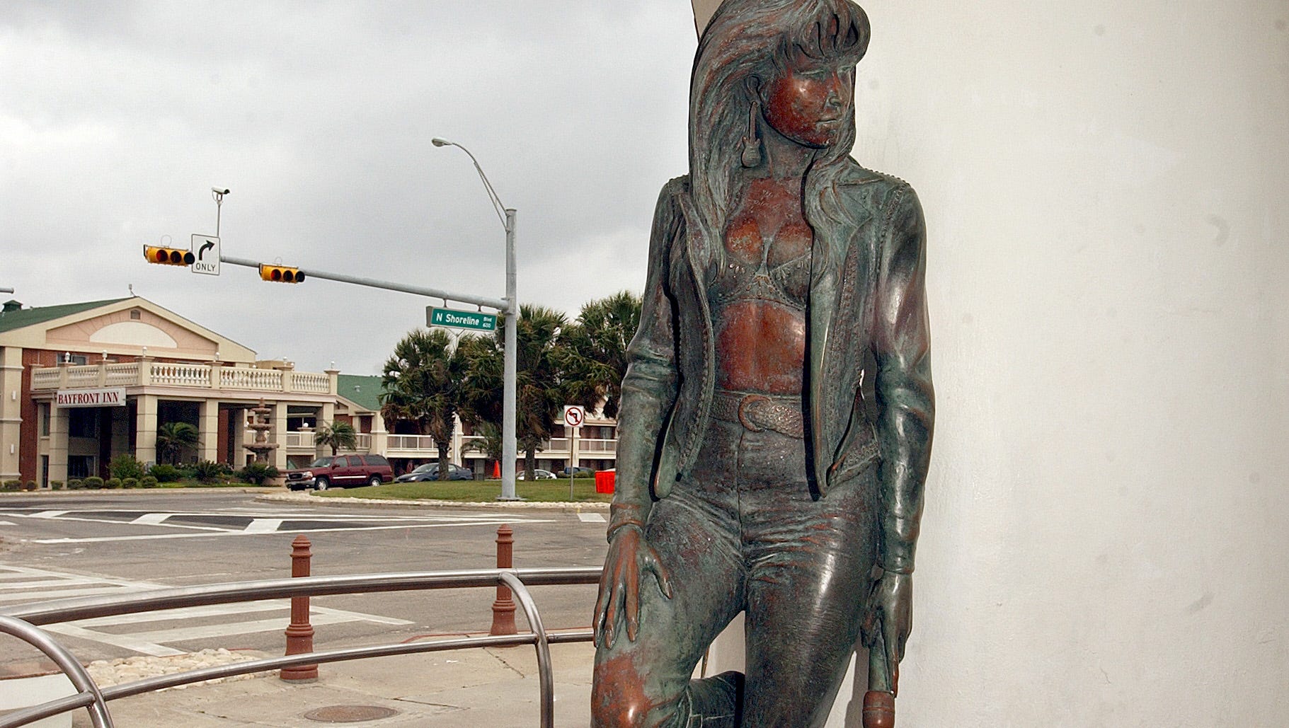 Mirador de la Flor and Selena statue facts