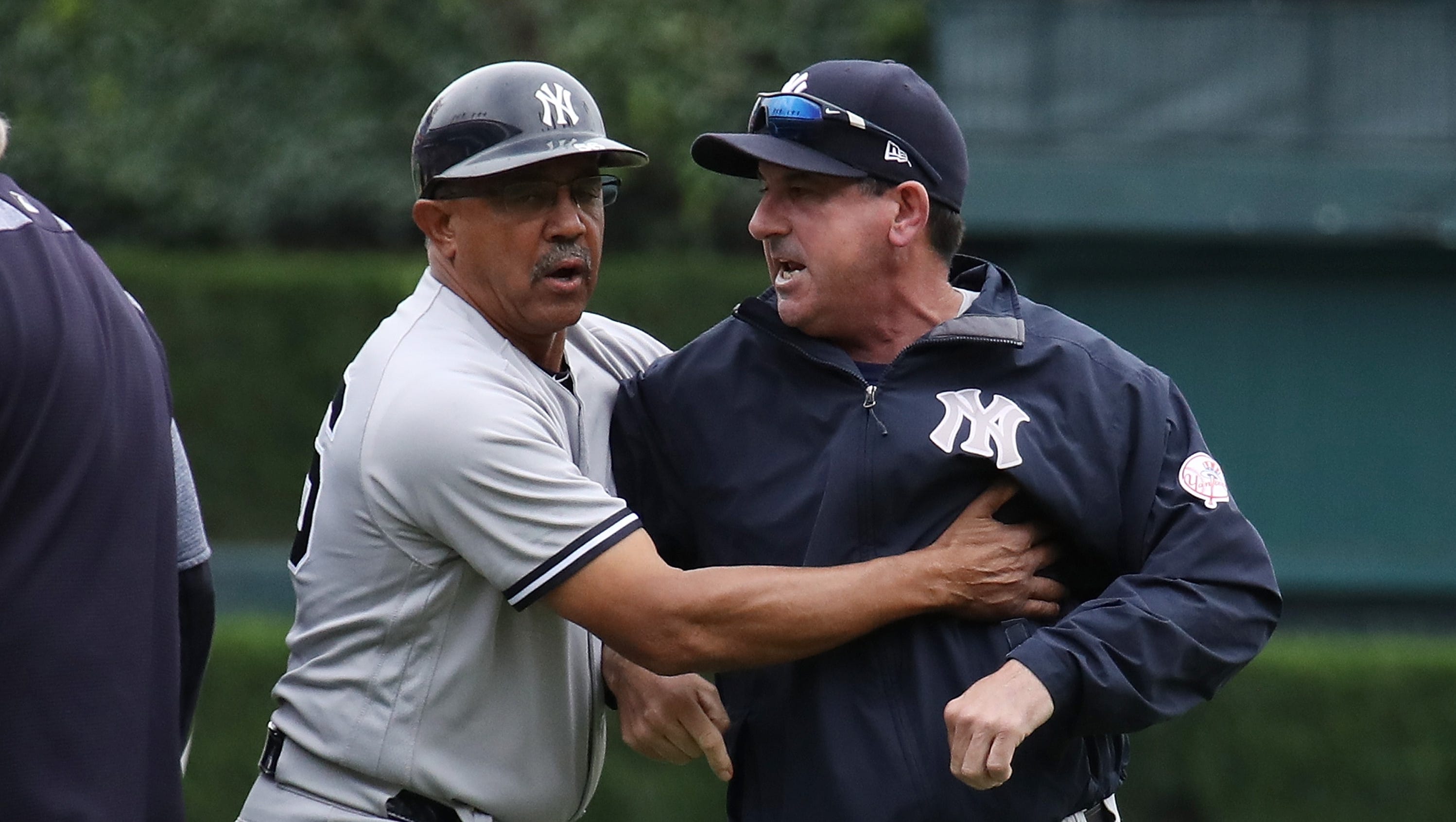 Yankees interview coach Rob Thomson for manager's job