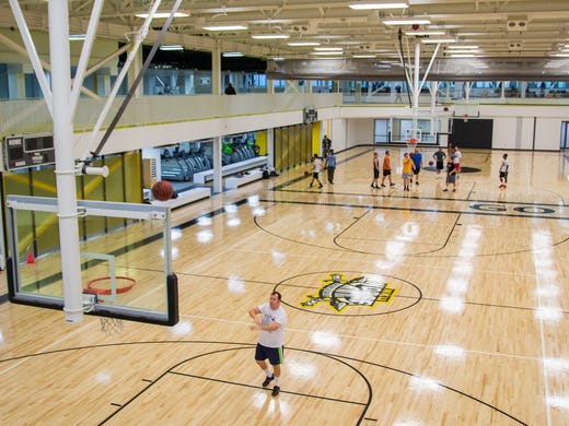 Students dive into new NKU rec center