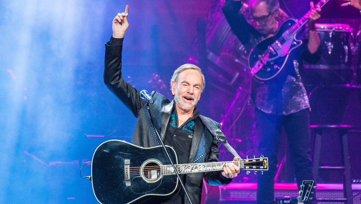 Neil Diamond performs 17th Palace sellout concert