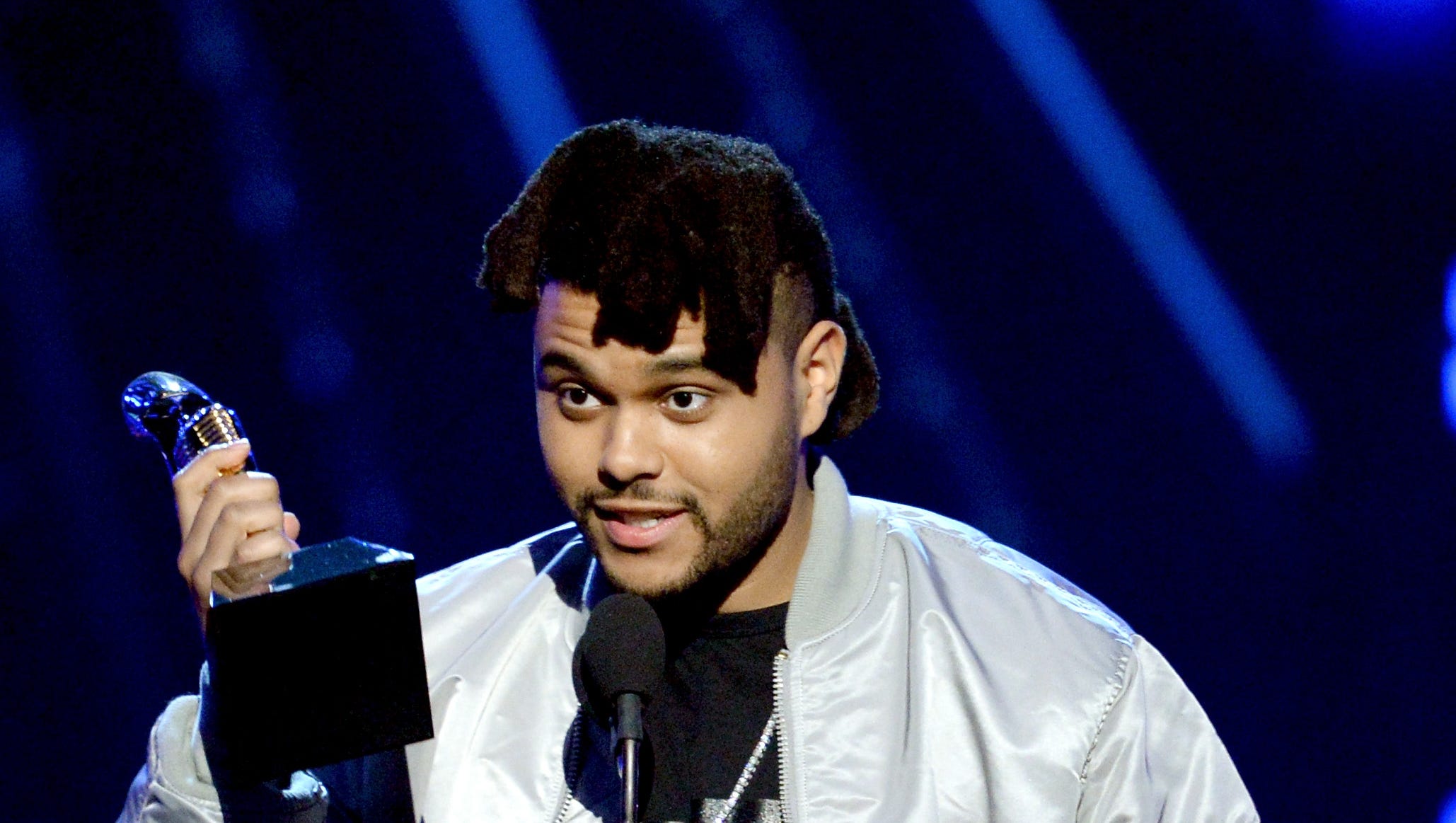 The Weeknd tearfully dedicates Billboard Music Award win to Prince