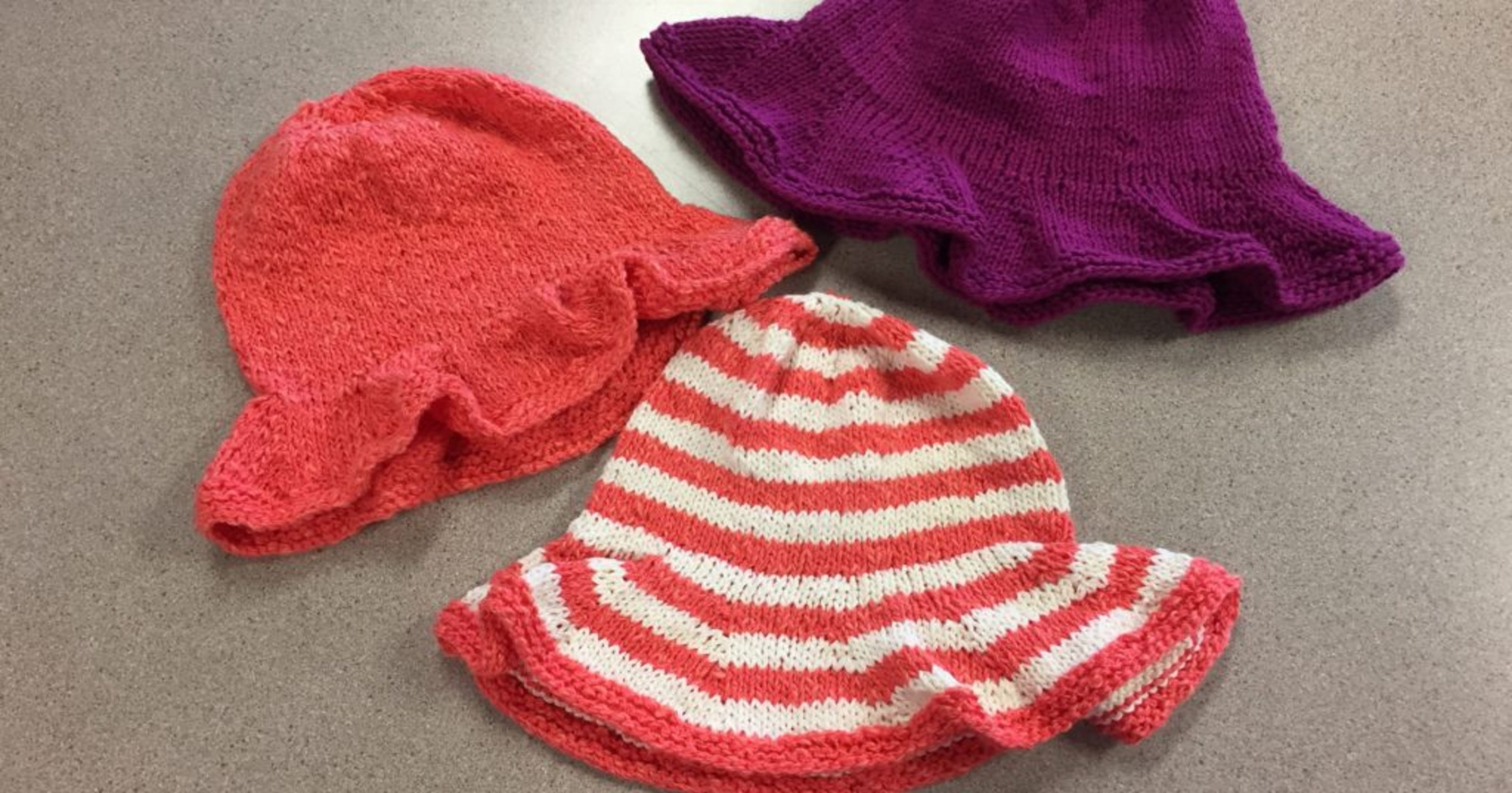 A free pattern for a knitted sun hat