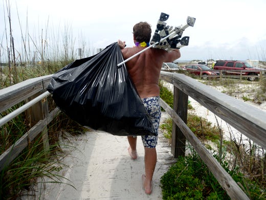 Volunteers clean up beach after holiday