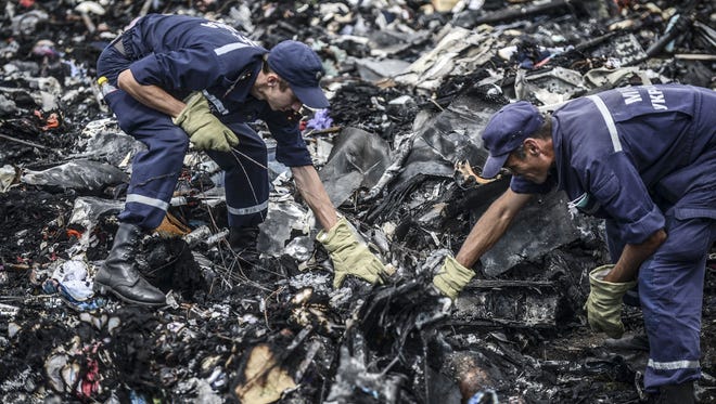 Ukrainian State Emergency Service employees search for bodies among the ... Ukrainian State Emergency Service employees search for bodies among the ...