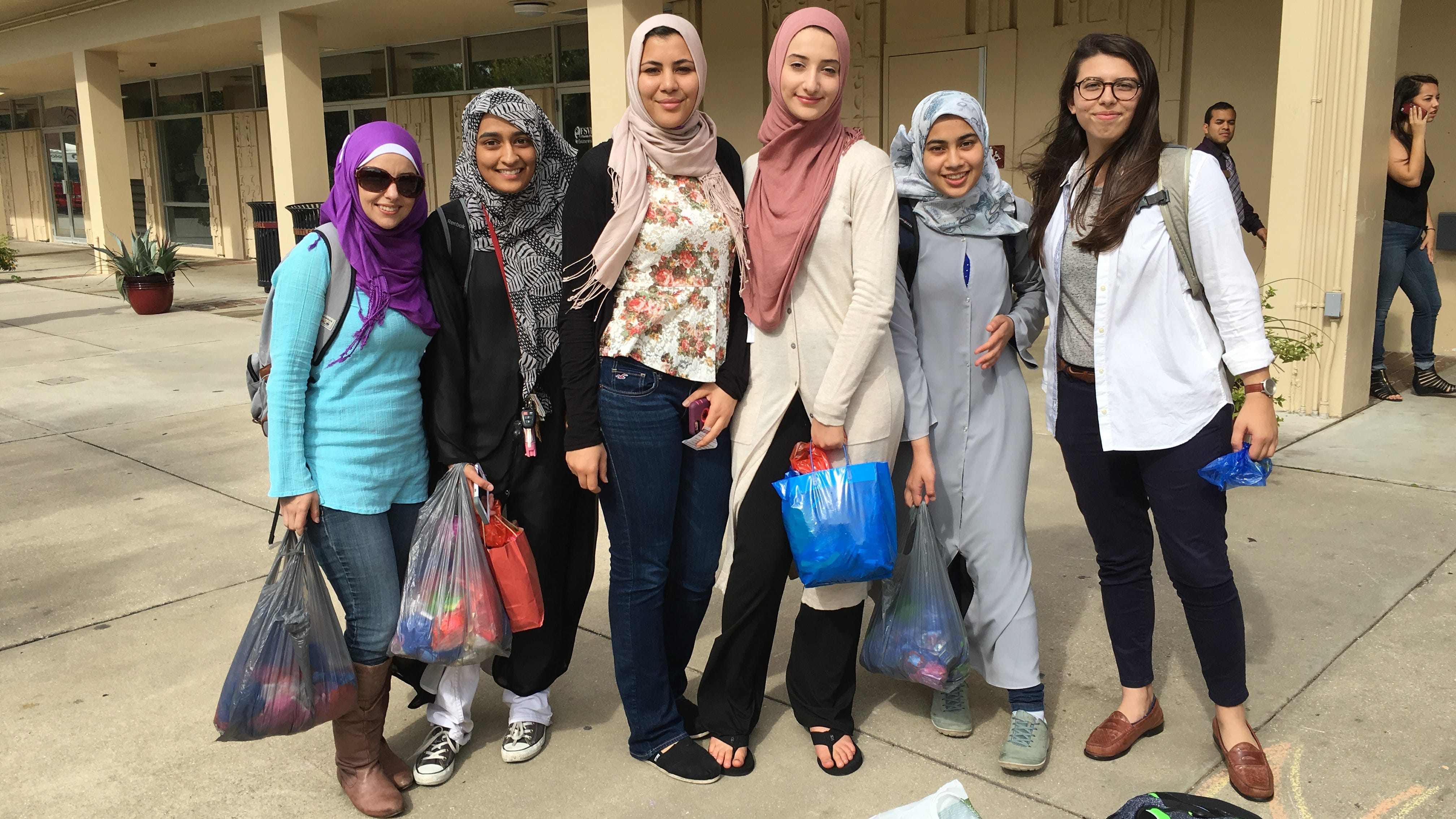 muslim-students-respond-to-paris-attacks-with-candy-and-quran