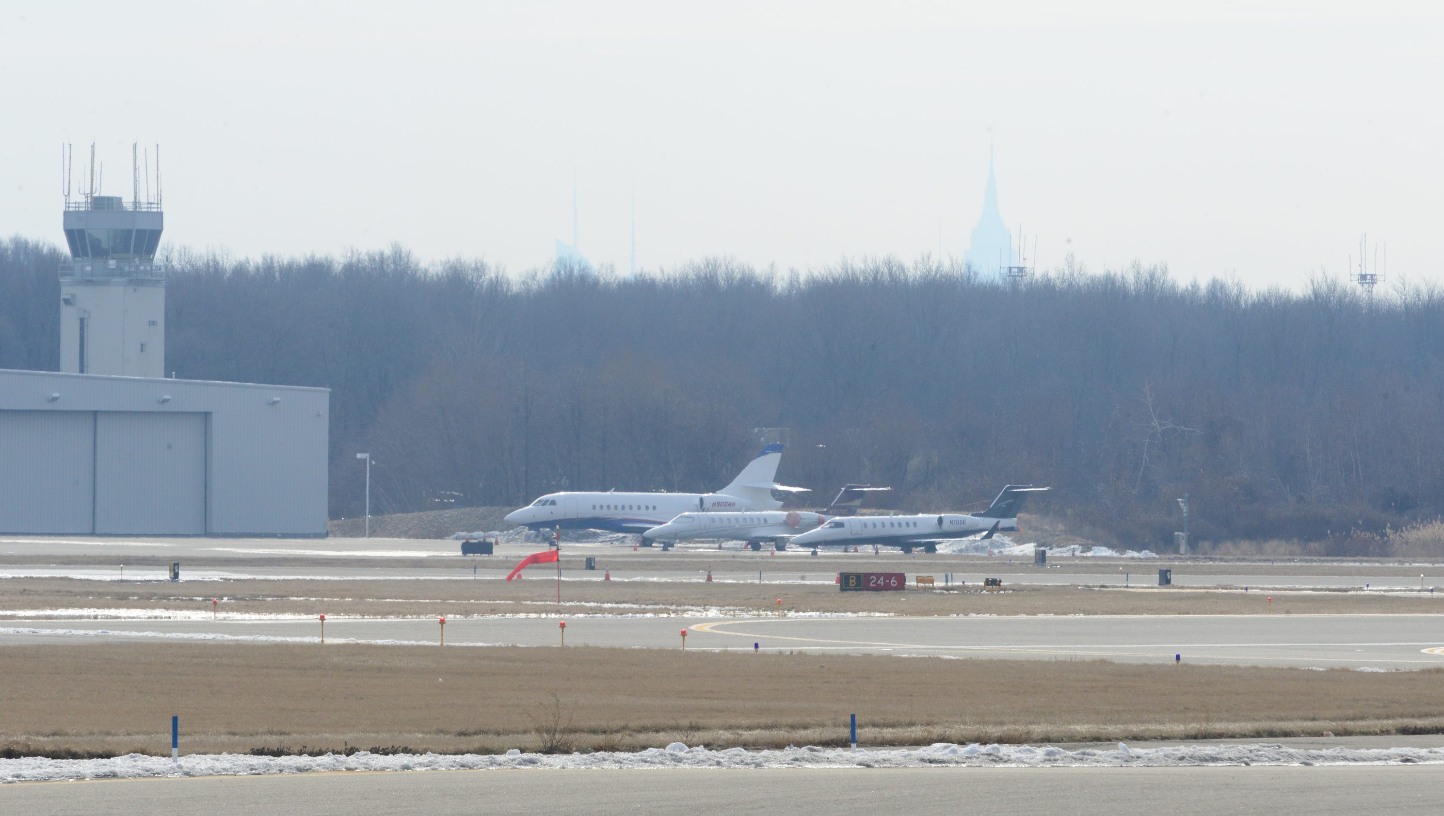 Close Teterboro Airport and expand Newark, JFK, planning group says